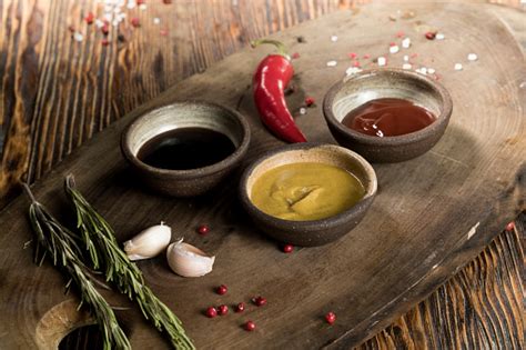 나무 배경에 다양한 향신료 허브 마늘과 소스 스튜디오 조명 최고 전망 겨자에 대한 스톡 사진 및 기타 이미지 겨자 보울 케첩 Istock