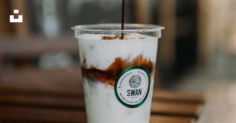 유리잔에 음료를 붓는 손 사진 Unsplash의 무료 사람의 이미지