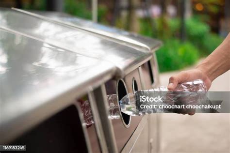 남자 손 넣어 및 플라스틱 병 폐기물 Imto 쓰레기 쓰레기를 넣어 쓰레기 재활용 개념에 빈 플라스틱 병을 던지는 손을 닫습니다 감소에 대한 스톡 사진 및 기타 이미지