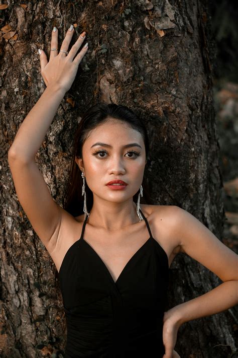 35mm 가족 귀여운 기대는 꽃 꽃다발 도시 패션 럭셔리 레저 레트로 매력적인 여자 모델 백인 청바지 보고 있는 뷰티 모델 블랙 블레이저 빈티지