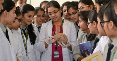 Exploring A Career As A Medical Lab Technician Benefits Of Pursuing A B Sc Mlt Course Umesh