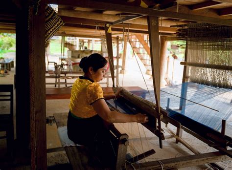 공예 공예 전통 기술 나무로 만든 직기 노동 니들 크래프트 동남아시아 디자인 레저 만들기 문화 유산 문화적 문화적 표현 바느질 작업 바느질하는