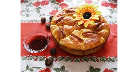 Погача с мед и орехи