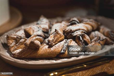 새해 테이블 손님을위한 간식 나무 배경에 크리스마스 트리 형태로 초콜릿을 곁들인 퍼프 패스트리 케이크 가족 휴가의 개념 텍스트에 대한 공간의 복사본입니다 0명에 대한 스톡