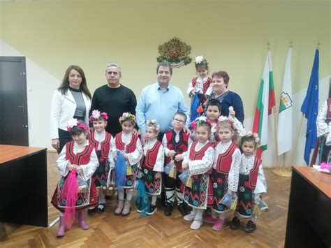 Малки лазарки посетиха кмета на Община Ситово Кворум Силистра