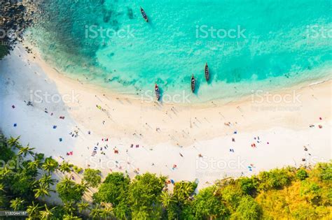 위에서 보기 하얀 모래와 청록색 맑은 물 롱테일 보트와 사람들 일광욕 자유 해변 푸 켓 태국 아름 다운 열 대 해변의 공중 보기 공중 뷰에 대한 스톡 사진 및 기타 이미지