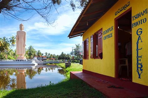 지진 해 일 박물관 사원 사무실입니다 유명한 쓰나미 기념 동상 Peraliya 마을 스리랑카 Hikkaduwa 옆에 위치 해 있습니다 0명에 대한 스톡 사진 및 기타 이미지