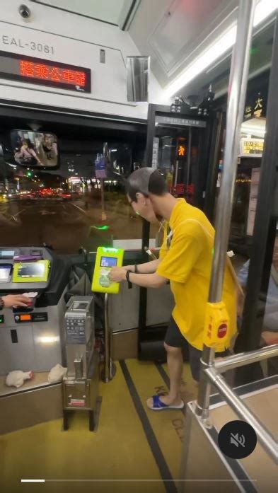 「柯文哲」出來了？萬聖趴上銬搭公車片曝 網見「真面目」讚：本人超帥