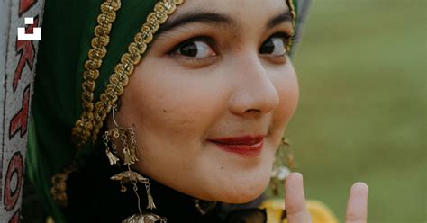 녹색 머리 장식을 한 여자가 평화의 표시를 하고 있다 사진 Unsplash의 무료 반다아체 이미지