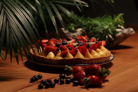 신선한 딸기로 만든 케이크 테이블 위의 나뭇잎 사이에 서 Salty Snack에 대한 스톡 사진 및 기타 이미지 Salty Snack 갈색 개념 Istock