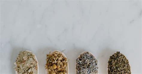 가벼운 깨끗한 꽃무늬 나무 나무 숟가락 단순한 달래는 대리석 배경 대체 의학 동종요법 라벤더 말린 허브 미니멀리스트 민트 세이지 수직 쐈어