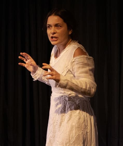 Cl Udia Abreu Importante Fortalecer Movimentos Feministas Diz Atriz Que Leva Virginia