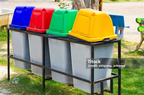 휴지통 녹색 파란색 노란색 빨간색 휴지통 정원에 있는 4개의 다채로운 휴지통 쓰레기 플라스틱 쓰레기통 쓰레기 수거 분리 전면 4개 휴지통 0명에 대한 스톡 사진 및 기타