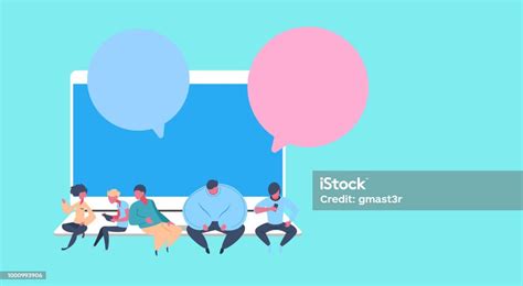 남자 팀 노트북 채팅 거품 응용 프로그램 통신 남성 만화 캐릭터 파란색 배경 전체 길이 플랫 다민족 그룹에 대한 스톡 벡터 아트 및 기타 이미지 Istock