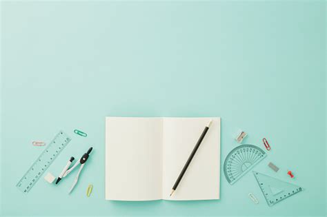 파스텔 창백한 파란색 배경에 문구의 창조적 인 배열 상단 보기 또는 평면 평신도 교육 개념입니다 가위에 대한 스톡 사진 및 기타 이미지 Istock