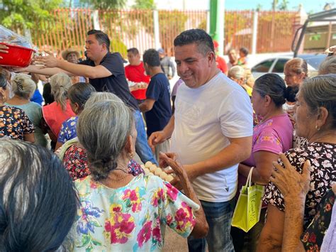 Rigo Chacón Entrega Despensas En Acatepec El Faro De La Costa Chica