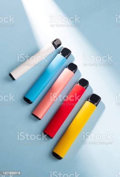 단단한 빛이있는 파란색 배경에 다채로운 일회용 전자 담배 세트 현대 흡연의 개념 위쪽 보기 전자담배에 대한 스톡 사진 및 기타 이미지 Istock