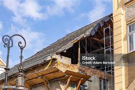 도심의 연립 주택에서 오래된 지붕의 일반적인 수리 연립 주택의 리노베이션 지붕 교체 건물의 메인 벽에 설치된 비계 0명에 대한 스톡 사진 및 기타 이미지 Istock