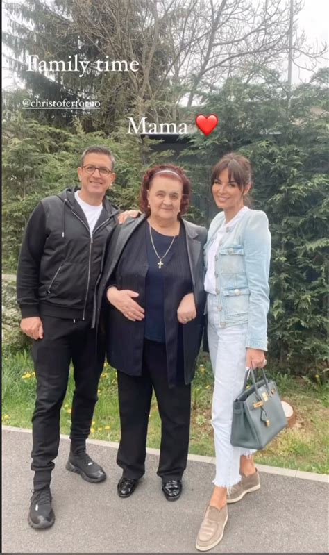 Ραμόνα Φίλιπ Οι τρυφερές φωτογραφίες με τη μαμά της στη Ρουμανία Madame Figaro Cyprus