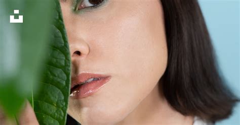 검은 머리와 녹색 눈을 가진 여자 사진 Unsplash의 무료 천연 화장품 이미지