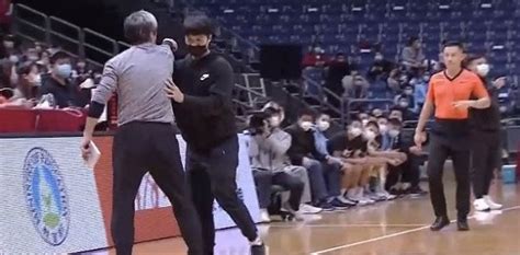 Basketball Top5 影快訊抗議動作太大！松山教練黃萬隆領技術犯規 直接衝進場和裁判理論