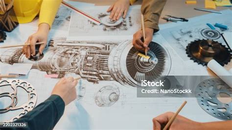 사무실 환경에서 엔진 및 기계 구성 요소의 상세한 기술 도면을 작업하는 작업자와의 협업 엔지니어링 세션 Sactr 개발에 대한 스톡 사진 및 기타 이미지 Istock