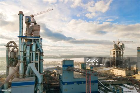 높은 공장 구조와 산업 생산 지역에서 타워 크레인 시멘트 공장의 공중 보기 매연에 대한 스톡 사진 및 기타 이미지 매연