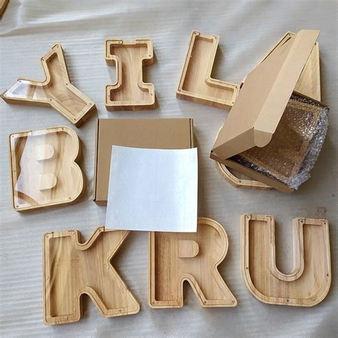 Badu Bg Дървена касичка с 26 букви със стикер с име Персонализирана прозрачна стъклена касичка