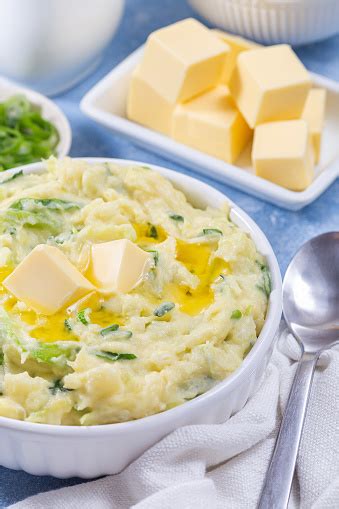 아일랜드 전통 요리 Colcannon 또는 녹색 양배추와 버터를 곁들인 으깬 감자 수직 St Patricks Day에 대한