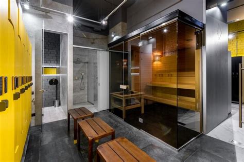 Женская раздевалка в фитнес центре Стены кирпич бетон покраска Пол керамогранит Шкафы