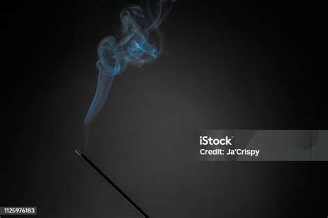 담배 향 블랙 배경에 연기와 함께 스틱 순수한 휴식 테마 연기 증기 연기 파 안개와 안개 효과 0명에 대한 스톡 사진 및 기타 이미지 Istock