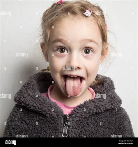 Girl Showing Tongue Fotos Und Bildmaterial In Hoher Auflösung Alamy