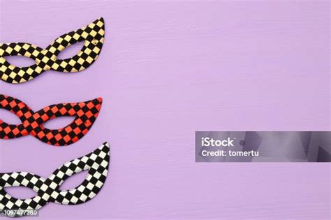 보라색 나무 배경 위에 화려한 마스크와 카니발 파티 축 하 개념 최고의 볼 수 있습니다 플랫이 하다 0명에 대한 스톡 사진 및 기타 이미지 Istock