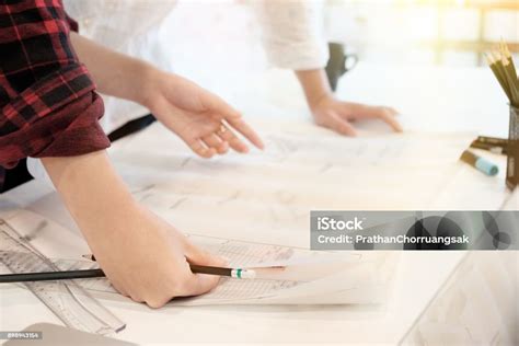 건축 프로젝트 파트너와 함께 작업 하 고 엔지니어링 툴 직장 계획 디자인 무승부 팀워크에 대 한 회의 논의 하는 엔지니어 2명에 대한 스톡 사진 및 기타 이미지 Istock