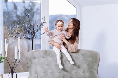 어머니의 날 어린 유치원 소녀 아이의 초상화는 스튜디오에서 함께 놀고 즐거운 시간을 보내고 행복한 엄마와 딸이 포옹하는 사랑 소파에서 가족 편안한 주말을 즐기십시오 2 3