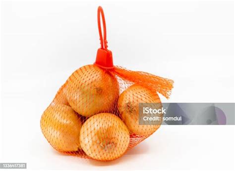 흰색 배경에 빨간 그물 가방에 고립 된 신선한 유기농 양파 양파에 대한 스톡 사진 및 기타 이미지 양파 요리하기 음식 준비