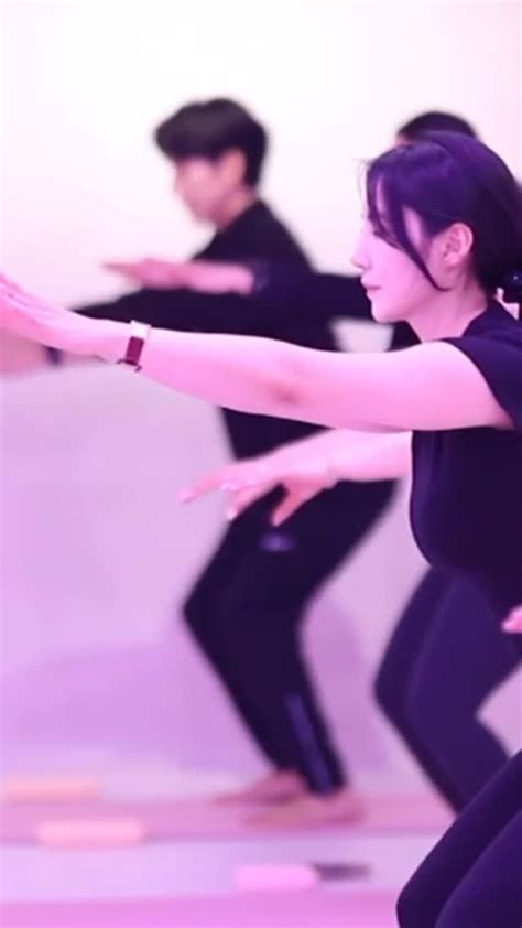 월요일 운동은 무릎 통증을 완화해 주고 균형 감각을 높여 주는 ‘발란스 운동입니다 한 발로 서서 3초 버티기를 하고 반대발로 또 3초 섭니다 최대한 안 움직이고 자세