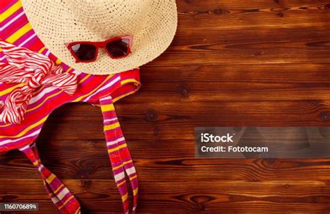 휴가 여행 장비 밀짚 모자 선글라스 및 해양 개체 조개 나무 바닥에 개인 장식품에 대한 스톡 사진 및 기타 이미지 개인