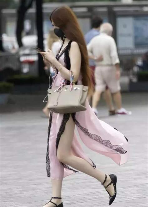 街拍 薄薄裙子叉开的太高 风大点就尴尬啦裙子女神尴尬新浪新闻