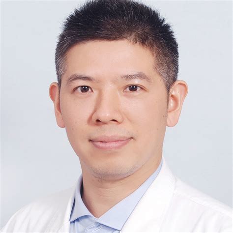 吕医生，您好！ 症状及患病时长：我感冒10天左右，最开始是喉咙有黄褐色痰，这几天就是咳嗽严重，也有痰，容易累。没有其他明显症状。 就医及用药情况：没有用药，昨天到我们县医院检查了，结果是图上这