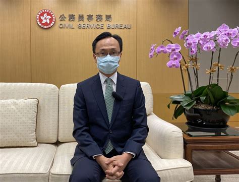 公務員事務局局長聶德權說，在疫情下，政府會繼續創造職位和招聘，而香港要穩住經濟和創造就業，最重要是大家團結一致、做好本份、盡快打贏這場抗疫戰。