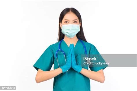 초상화 아시아 여성 의사 스크럽 서있는 손가락 보호 독감 차가운 얼굴 마스크와 수술 장갑을 착용 25 29세에 대한 스톡 사진