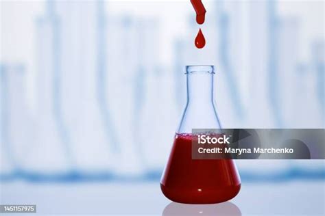 피 한 방울 피펫 빨간 액체가 든 의료용 플라스크 피가 묻은 플라스크 떨어지는 빨간 액체 빨간색 한 방울 검사 혈액형 빨강에 대한 스톡 사진 및 기타 이미지 Istock