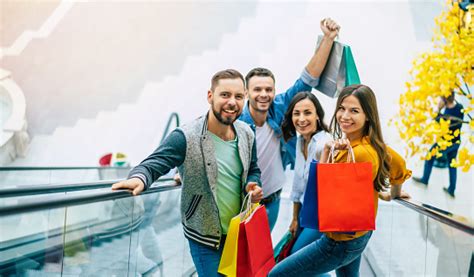 쇼핑 하는 동안 쇼핑몰의 에스컬레이터에 서있는 동안 종이 가방 캐주얼 옷을 입고 아름다운 현대 친구를 흥분 네 세련된 미소 남자에 대한 스톡 사진 및 기타 이미지 Istock