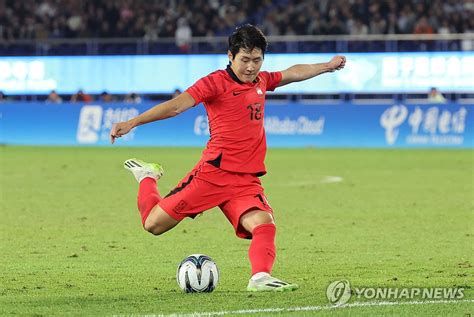 슛하는 이강인 연합뉴스