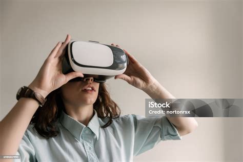 여자 착용 하는 가상 현실 고글 현대 Coworking 스튜디오에서 Vr 헤드셋을 사용 하는 스마트폰 3차원 형태에 대한 스톡 사진 및 기타 이미지 Istock