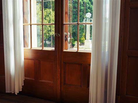 Як почистити штори у висячому положенні та забути про плями та розводи