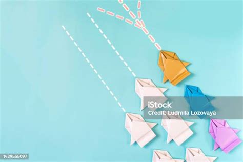 컬러 및 흰색 종이 자동차와 움직임의 가능성의 다른 색상으로 강조 표시됩니다 개념 3차원 형태에 대한 스톡 사진 및 기타 이미지 3차원 형태 개념 개념과 주제