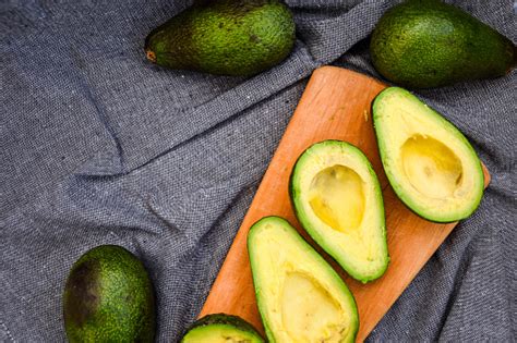 신선한 아보카도 잘 익은 아보카도를 반으로 줄이고 뼈로 아보카도를 자른다 복사 공간 상단 보기 갈색에 대한 스톡 사진 및 기타 이미지 Istock