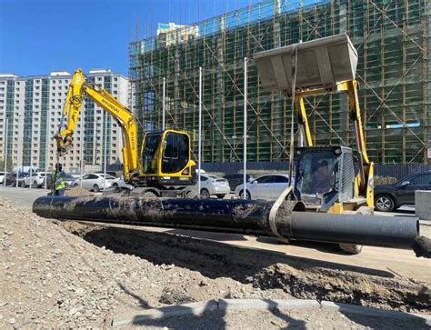 Төв цэнгэлдэх хүрээлэнгийн гадна талбайд ус зайлуулах шугам угсарч байна Delhii Mn